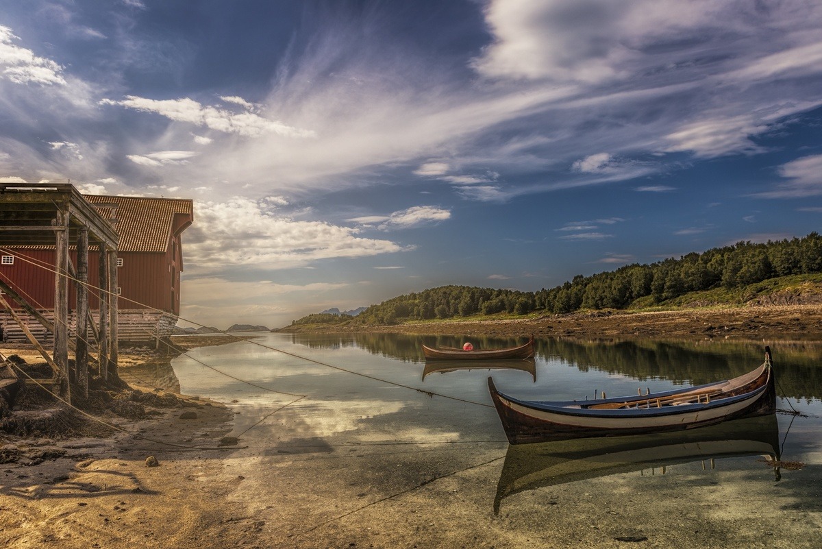 Anchored Boats par Erik Brede | Acheter de l'art en ligne | Rise Art