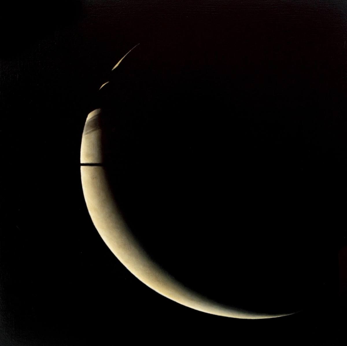 Crescent Saturn par Mark Castle | Acheter de l'art en ligne | Rise Art