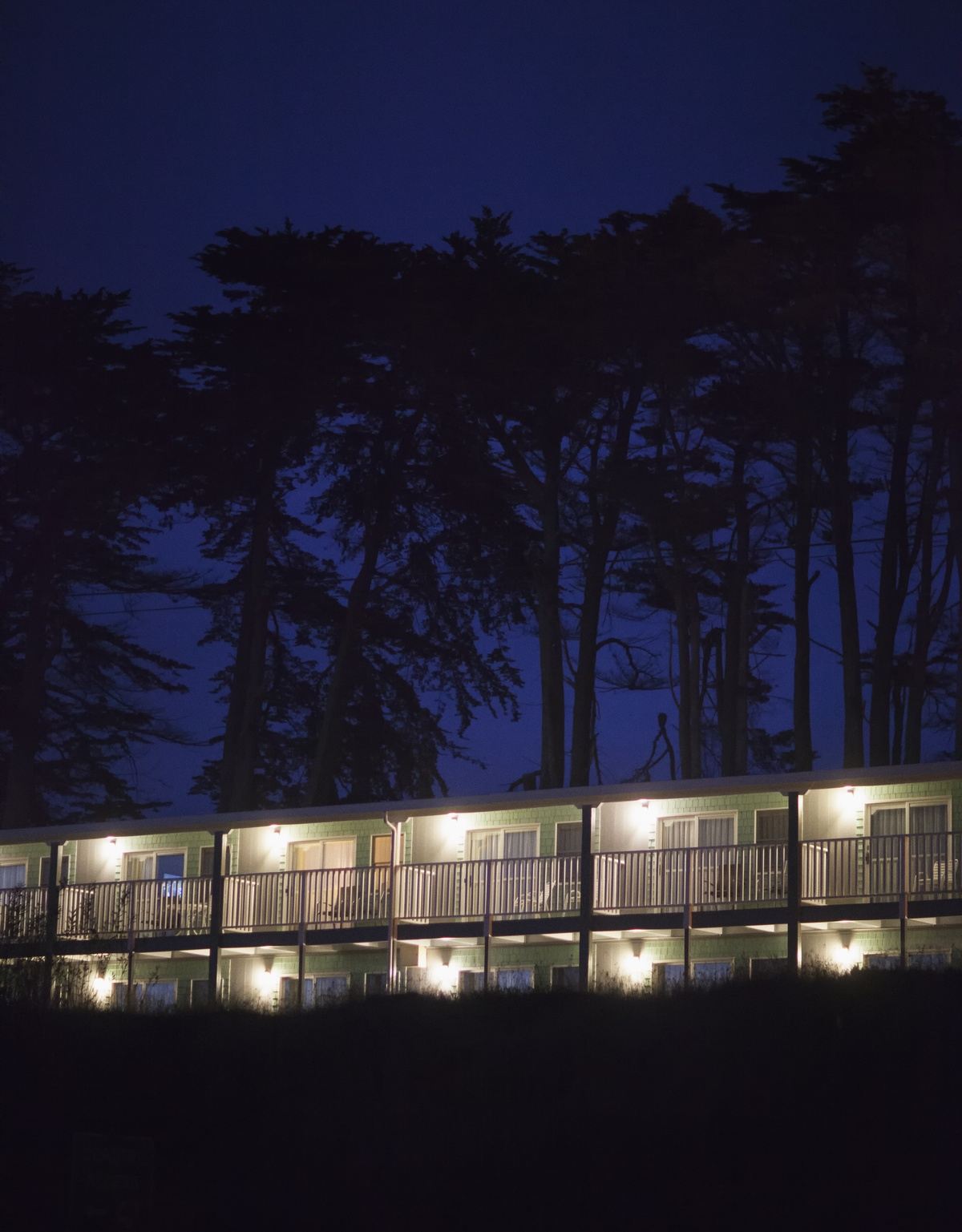 Blue Motel par Geoffrey Ansel Agrons | Acheter de l'art en ligne | Rise Art