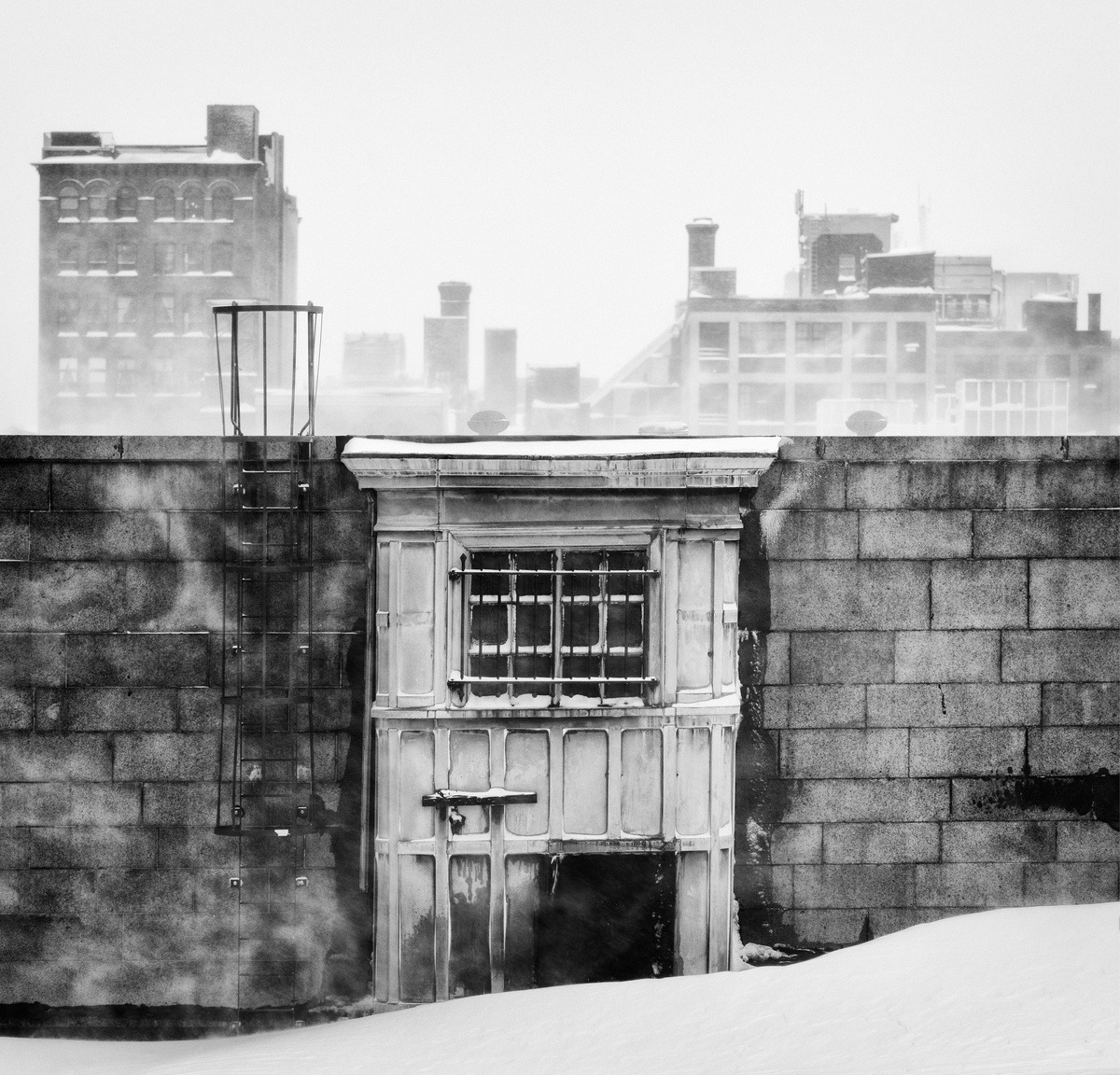 Rooftops in Blowing Snow par Geoffrey Ansel Agrons | Acheter de l'art ...